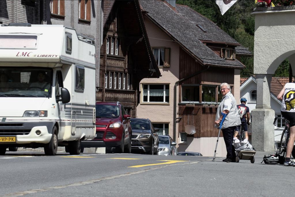 «SRF DOK»: Überleben am Gotthard – Kampf gegen den Stau - Medienportal ...